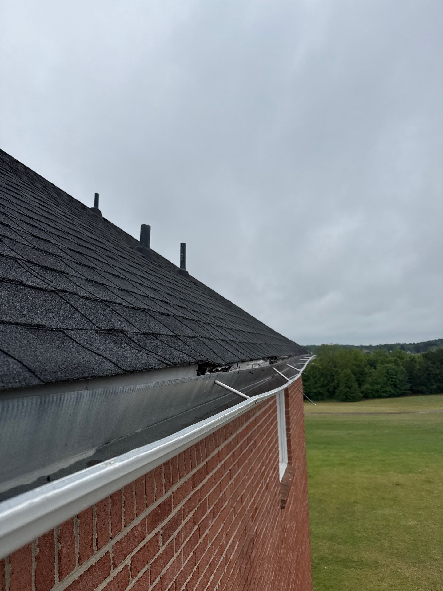 When to Worry About Sagging Gutters (And What to Do About It) - Shelter ...